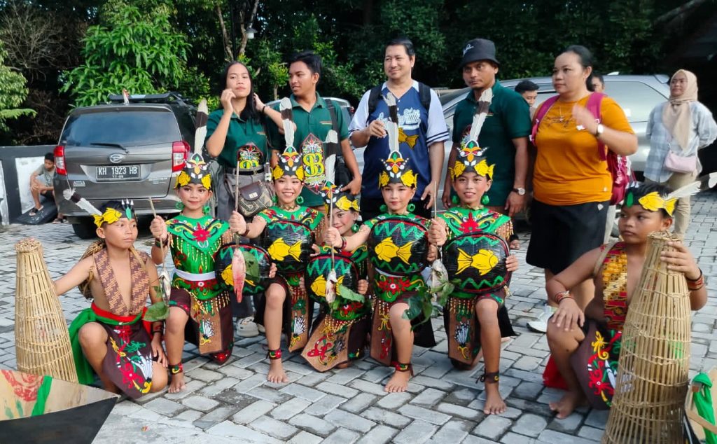 Kadisbudpar Gumas Buka Lomba Tari Kreasi Daerah di Air Terjun Batu ...