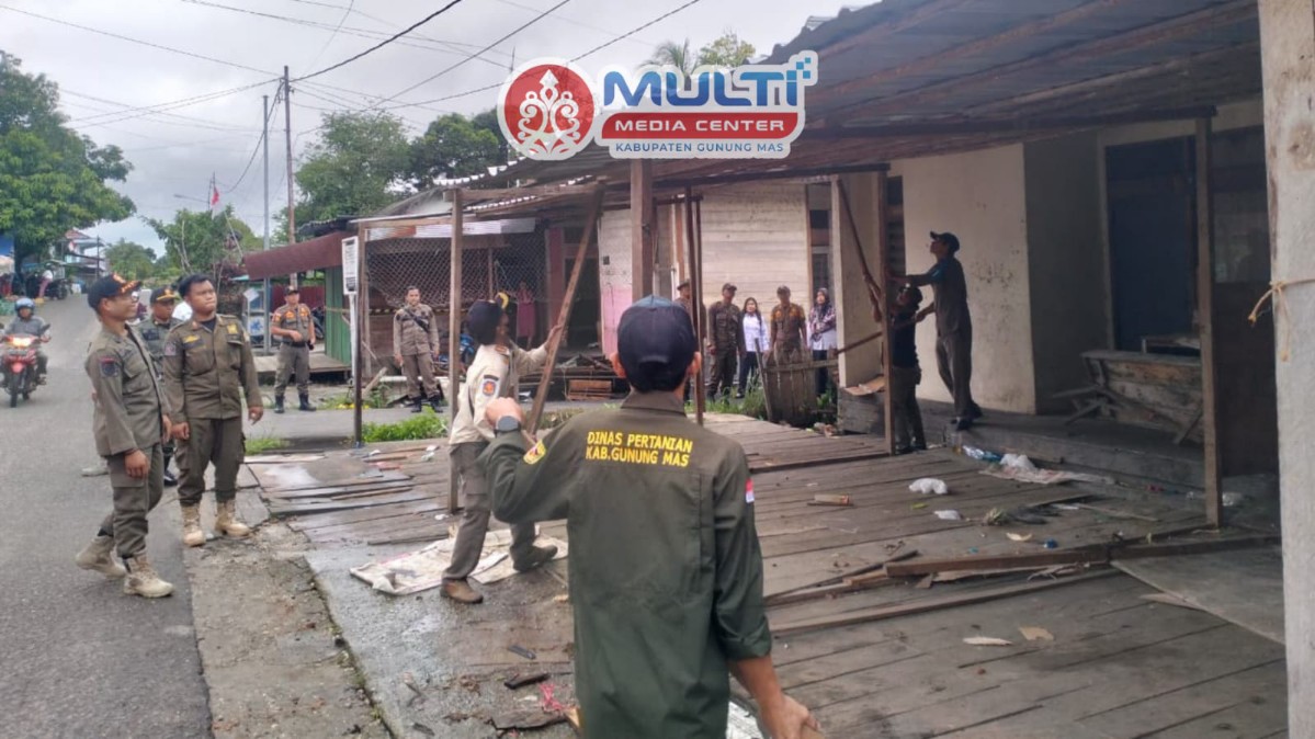 Satpol PP Gunung Mas Tertibkan Bangunan Aset Dinas Pertanian di Jalan ...